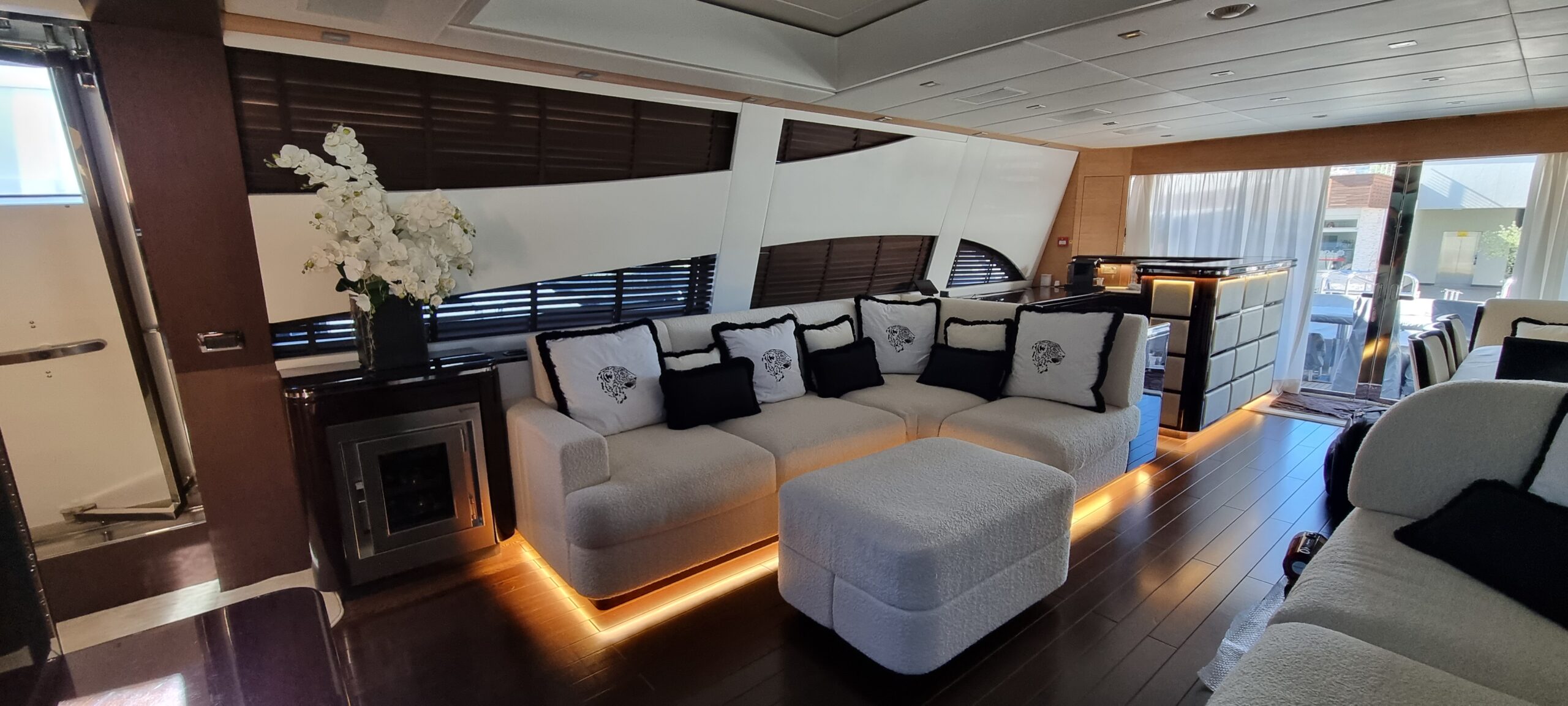 MANU V Yacht Charter Details, Leopard Arno | CHARTERWORLD Luxury ...
